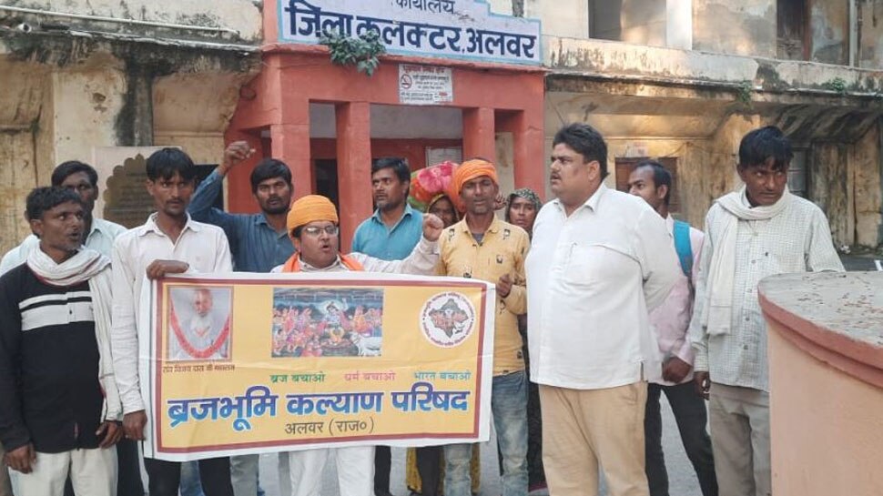 Alwar More than 100 people of Nut society staged a sit-in on these ...