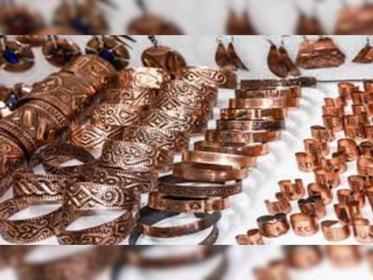 Astro Tips: तांबे की अंगूठी पहन कर स्त्रियां भूलकर भी न करें ये काम, टूट पड़ेगा दुखों का अंबार ...