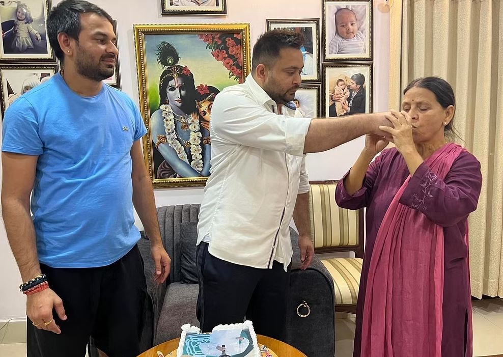 Deputy CM Tejashwi Yadav celebrated 33rd birthday with mother rabari ...