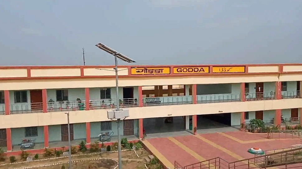 Godda Hansdiha No train stops at Kathon railway station people ready ...