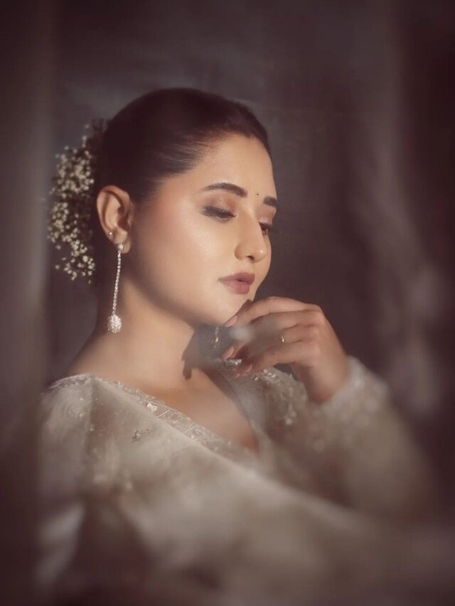 rashami desai looking so pretty in white anarkali suit | बालों में गजरा ...