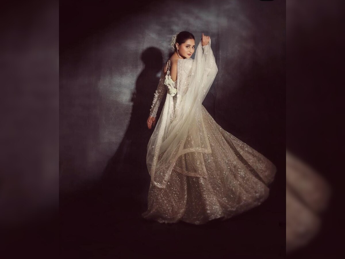 Bhojpuri Actress Rashmi Desai Shared Anarkali Suit Killer Bold Pose ...