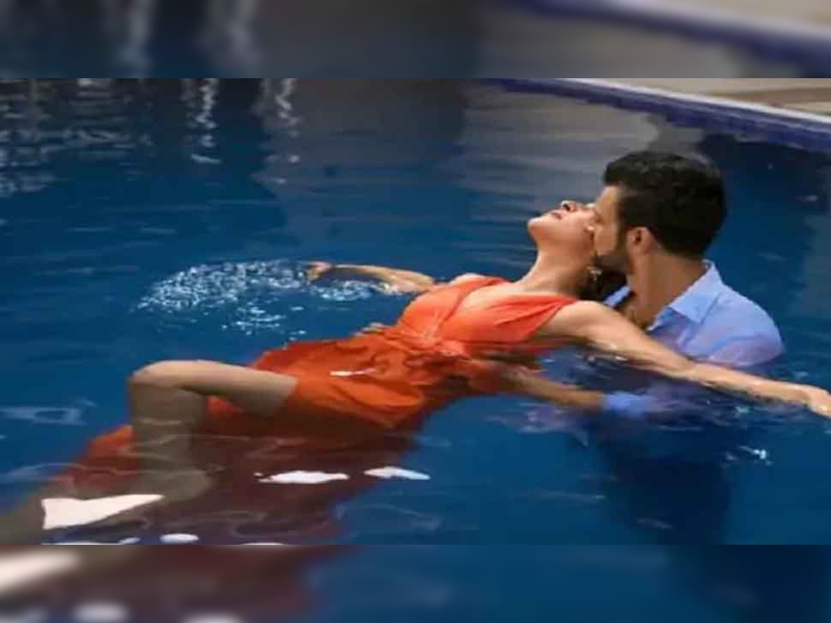 Romantic bold photos Pakistani actress ayesha omar with Shoaib Malik viral Sania Mirza divorce ...