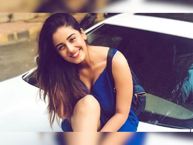 Srishty Rode looks bold in pink deepneck gown fans goes crazy | सृष्टि ...