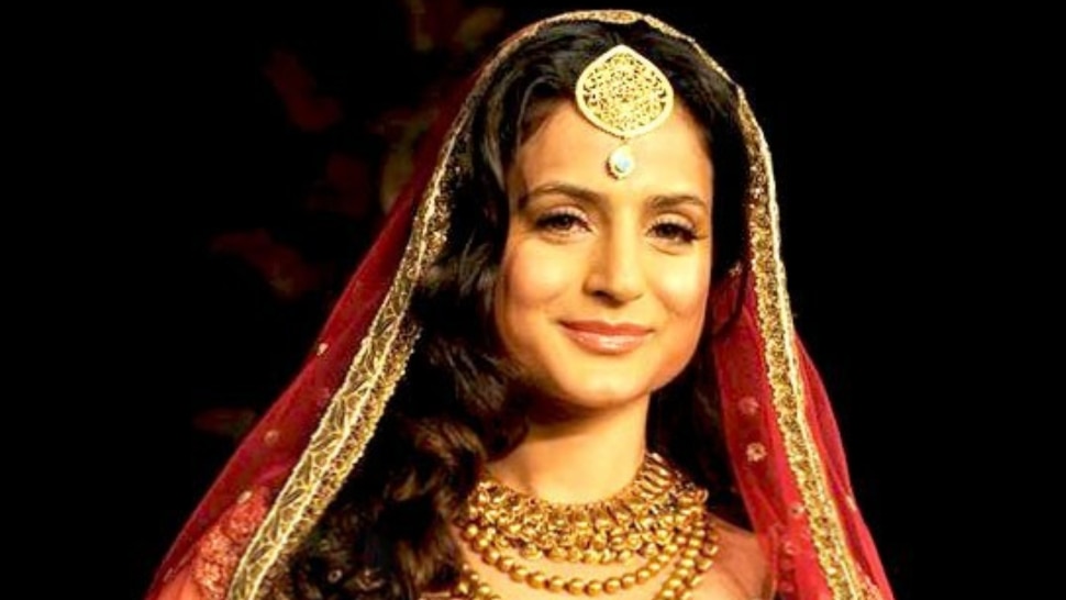 Gadar Sakina aka Ameesha Patel wear revealing dress late night doing video call to people ...