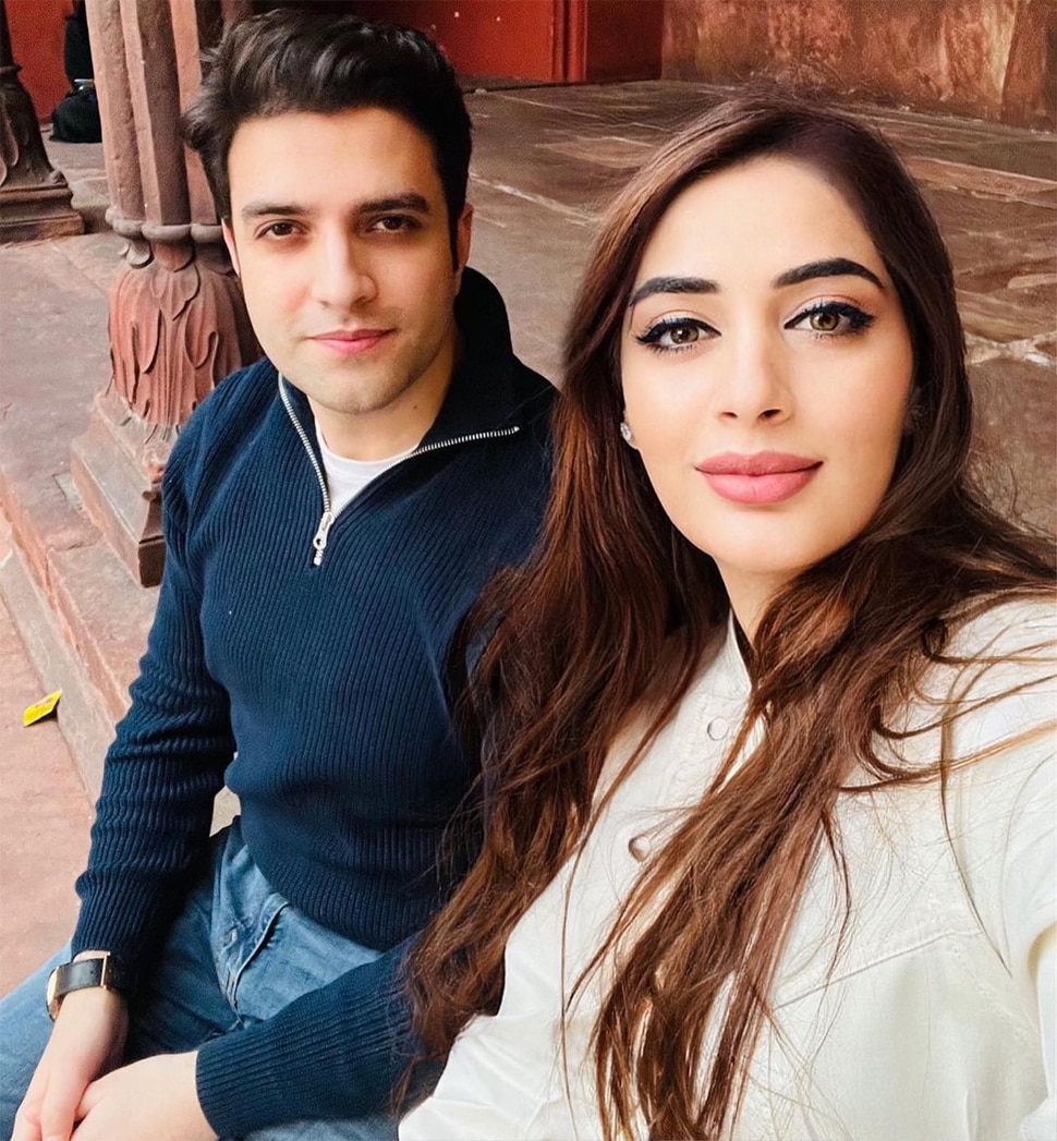 Mehreen Qazi share romantic photo with husband IAS Athar Aamir Khan | Mehreen Qazi: IAS अतहर के ...