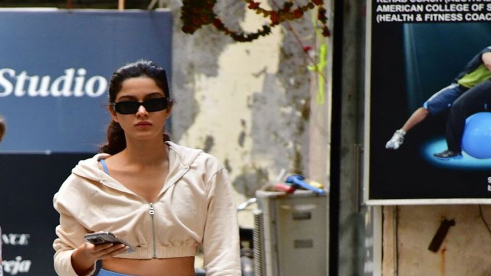 Oops Moment bold beauty shorts slip down in public exposes underwear ...