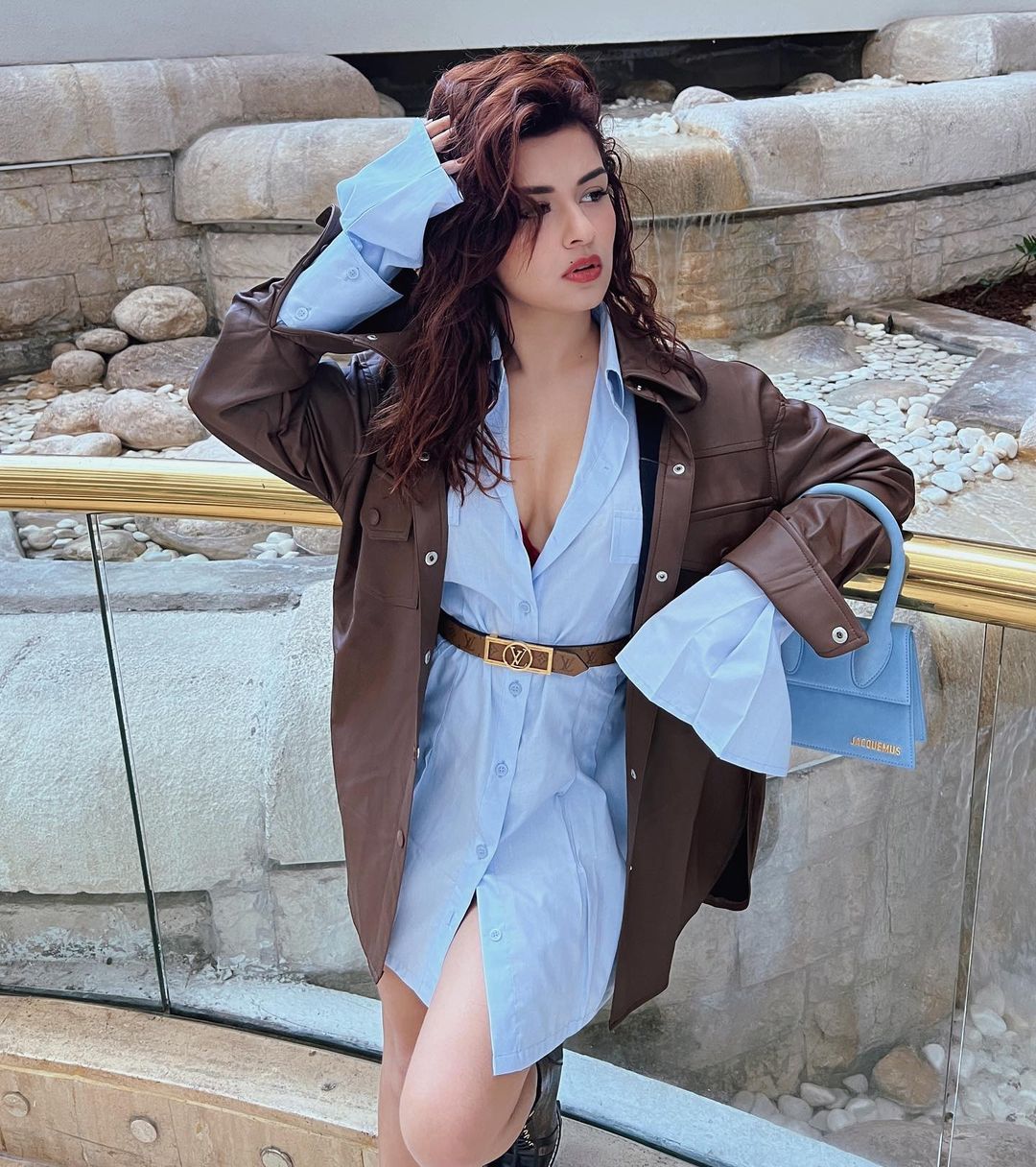 Avneet Kaur turns bold at the age of 20 wear tight dress open front ...