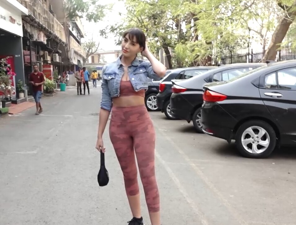 nora fatehi superhot sexy outfit in pink joggers actress raises hotness ...