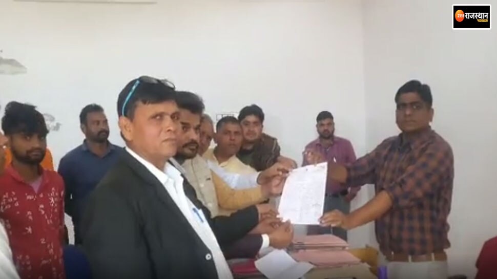 Ramgarh news Unruly monkeys knock on the door of the house attack women ...