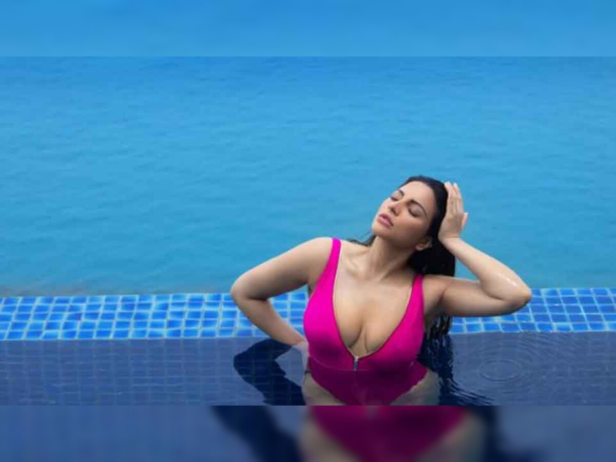 Shama Sikandar look hot and steamy in pink monokini, see photos| Shama Sikandar Photos: मोनाकिनी ...