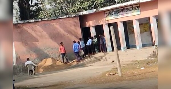 Irony Students seen carrying sand in school in bagaha viral video of ...