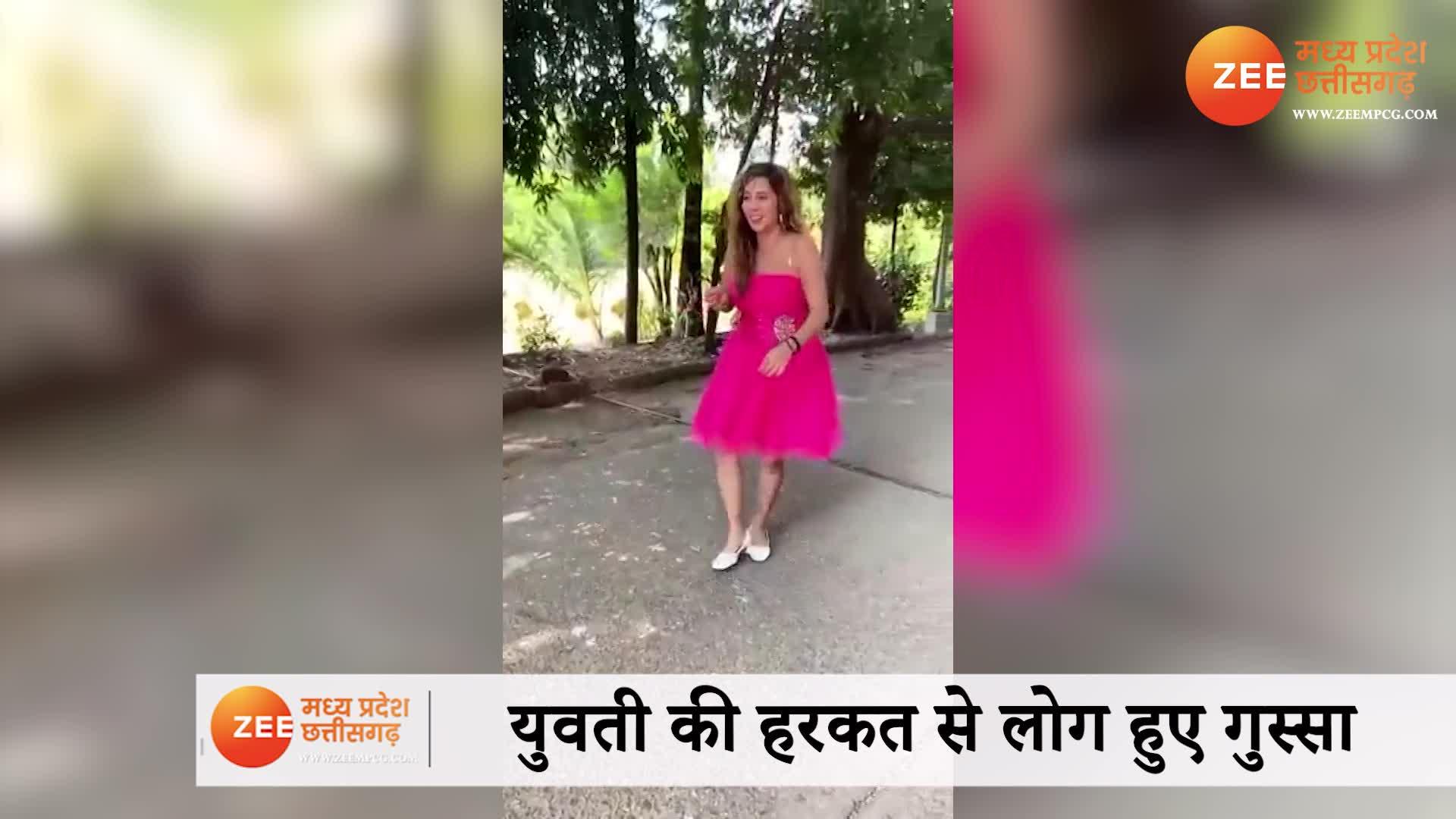 girl first loved dog then kicked him face ladki ne kutte ko mari laat ...