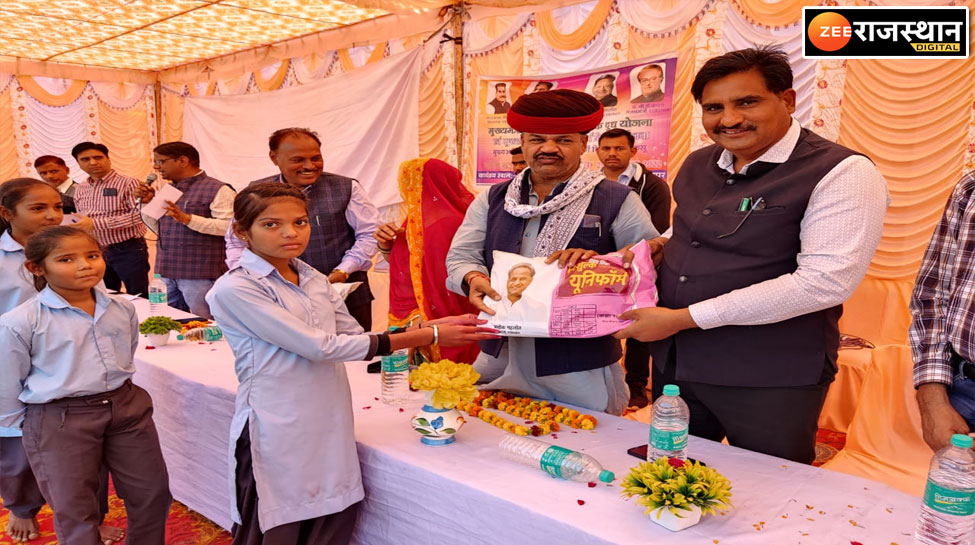 Chaksu News Free uniform and milk distributed to children from class 1 ...