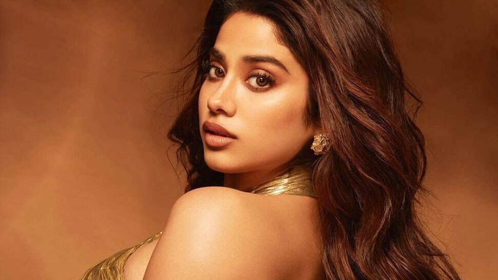 supersexy Janhvi Kapoor bold ramp walk tight blouse hole in centre see ...