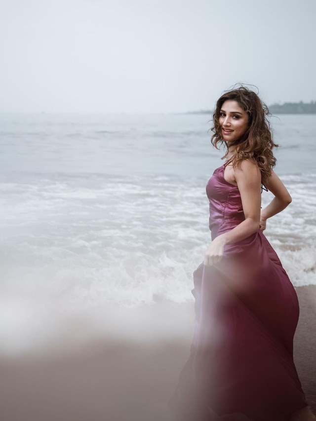 Donal Bisht became bold on the beach she gave beautiful pose | समुद्र ...