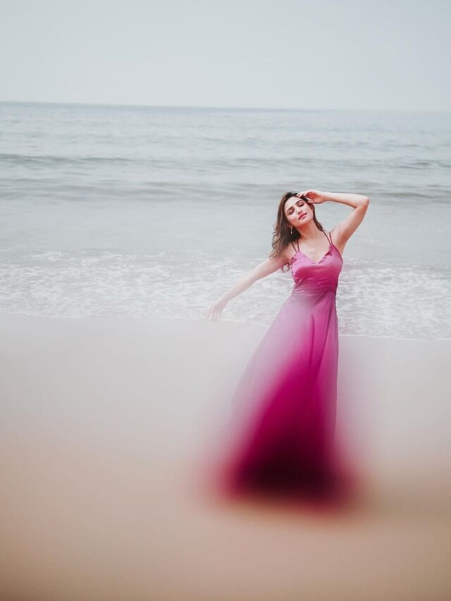 Donal Bisht became bold on the beach she gave beautiful pose | समुद्र ...