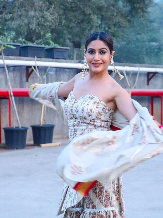 surbhi chandna looking stunning in off shoulder suit | सुरभि चंदना ने ...