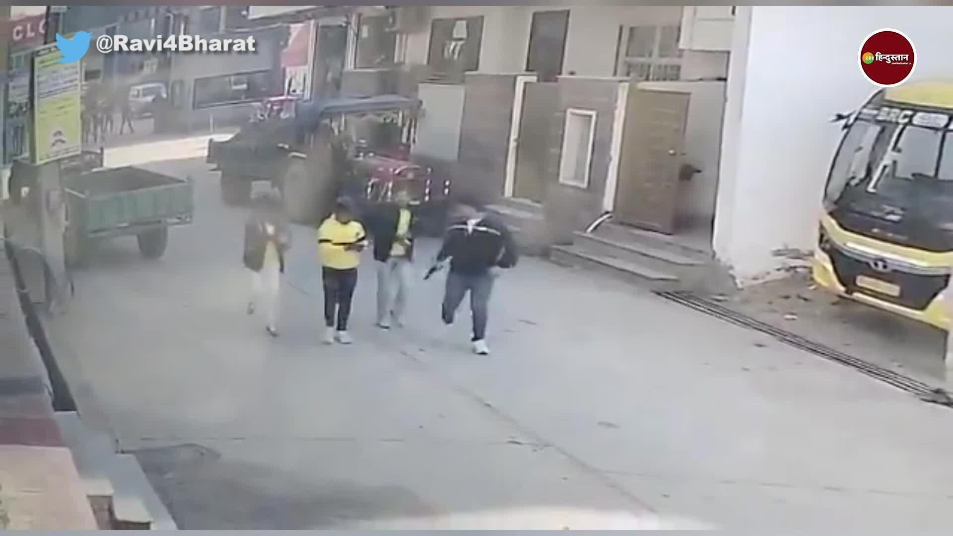 cctv viral footage of Gangster Raju Thehat shot dead by Lawrence ...