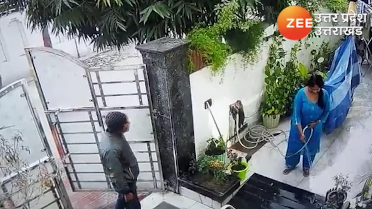 Chain Snatching Video shows thief snatch gold chain her women neck ...