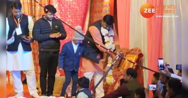 BJP MLA celebrated birthday by cutting 41 cakes with sword vidhyak ne ...