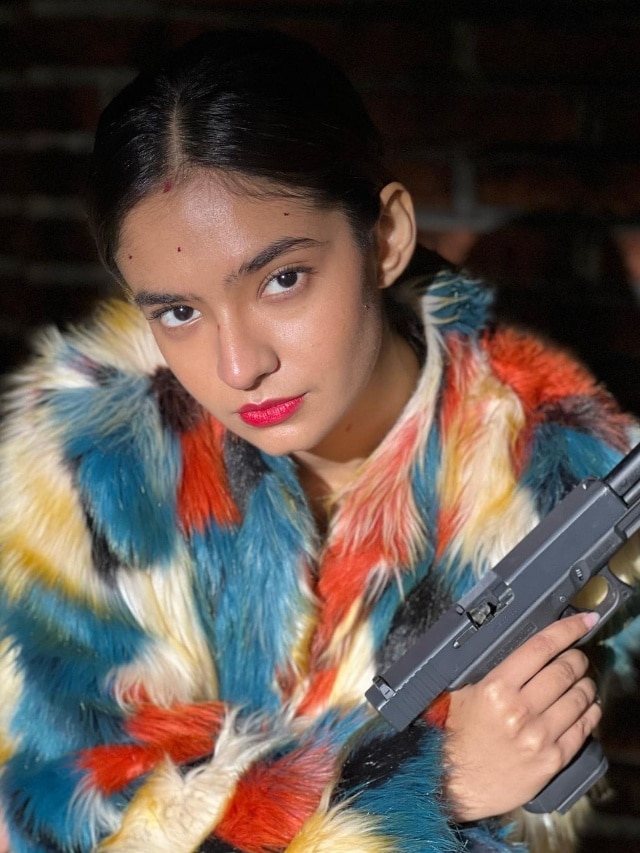 Anushka Sen showed her dangerous look with gun photoshoot | हाथ में गन ...