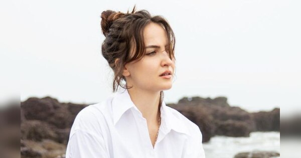 Elli AvrRam wears transparent pants for her showing her bebak look in ...