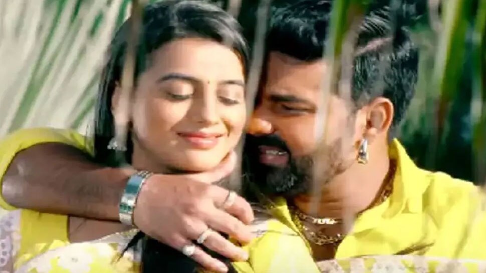 Sexy Romance Of Pawan Singh And Akshara Singh Pawan Touches Actress