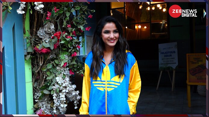 jasmin bhasin got busy in flaunting bold look shown legs increases traffic jam on road video ...