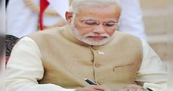 PM Modi pen Pramukh Swami Maharaj sign papers 2002 rajkot kashi ...