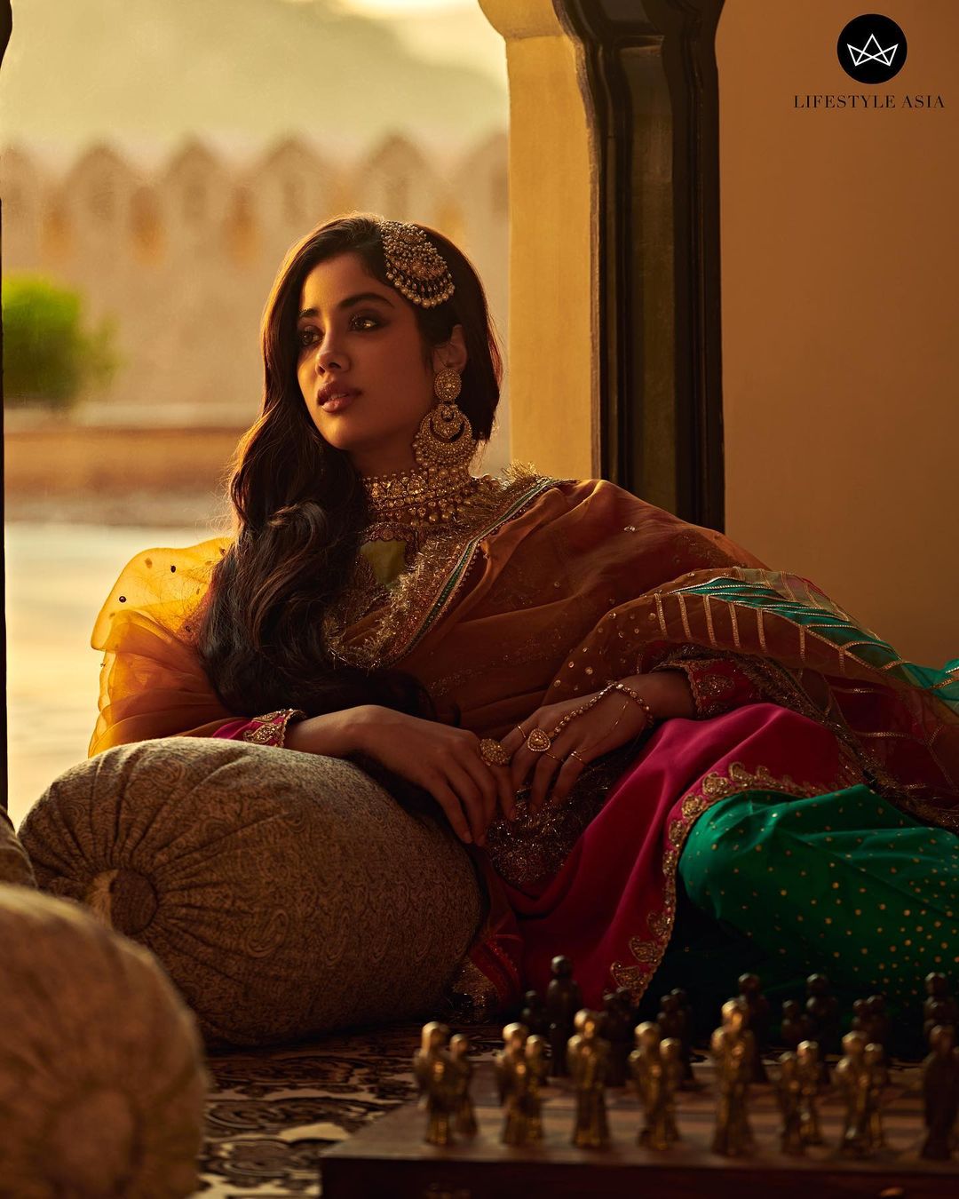 janhvi kapoor umrao jaan look stuns in heavy jewellery open hair fans ...