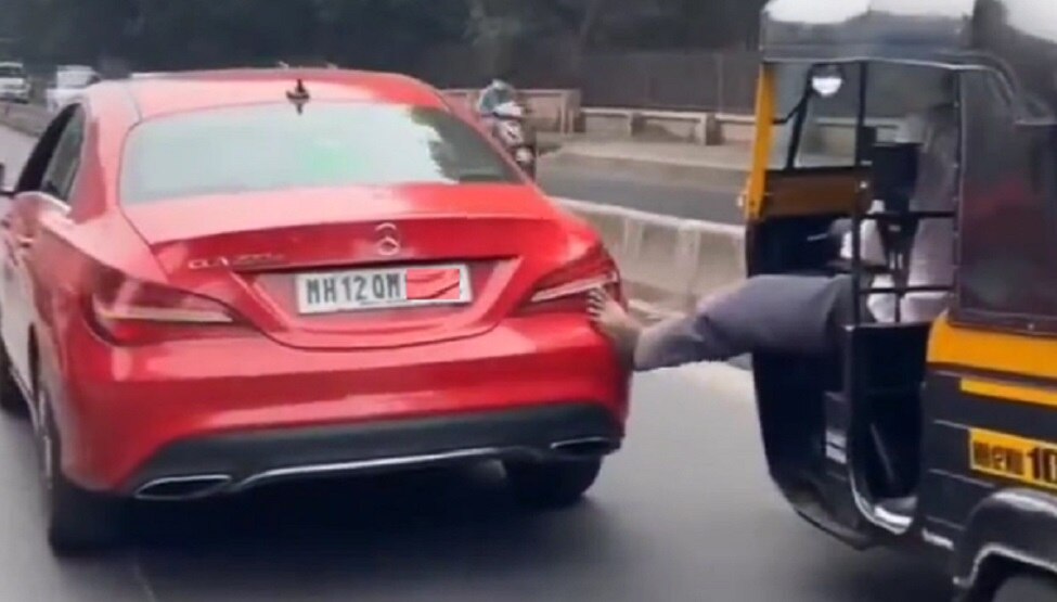 auto driver pushing mercedes with legs on road video goes viral ऑटो ...