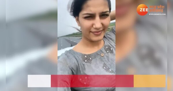 Sapna Choudhary came out in open car showed cute expression khuli car ...