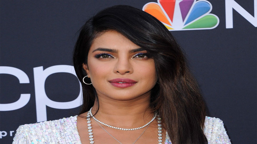 Priyanka Chopra goes braless actress oops moment in bafta awards ...