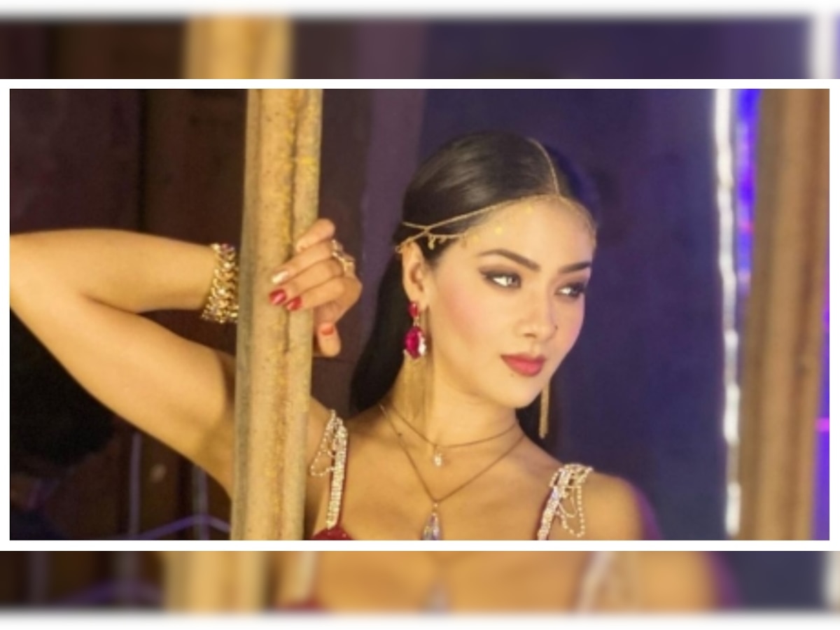 Namrata Malla sizzles wore top show ungergarment bra flaunt her milkey ...