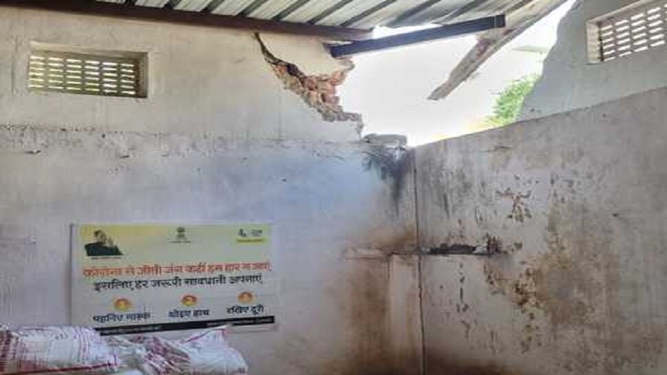 Anganwadi center building wall damaged in masuda|आंगनबाड़ी केन्द्र भवन ...