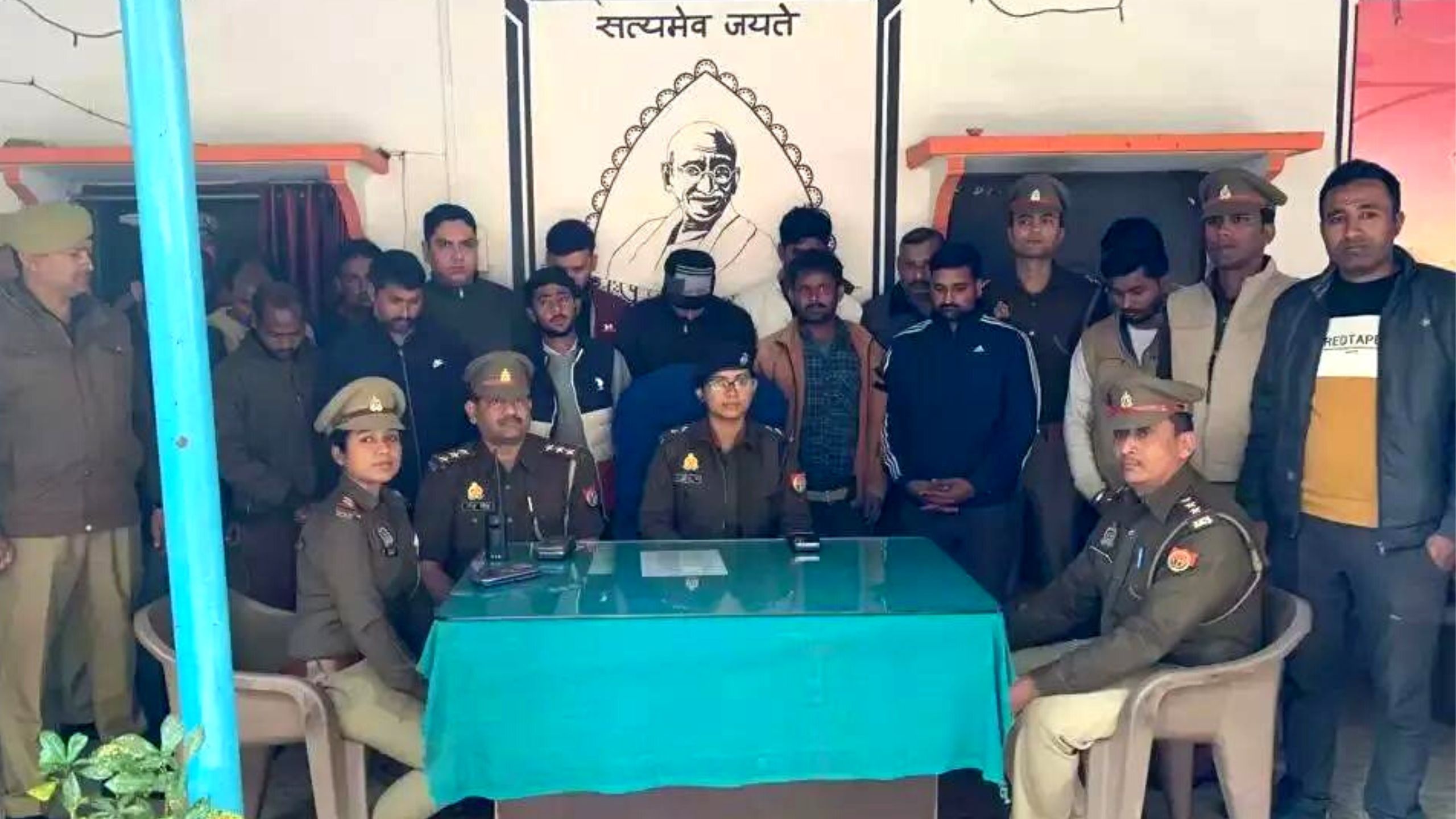 Prostitution Crime Varanasi Police Raided Cantt Railway Station 15