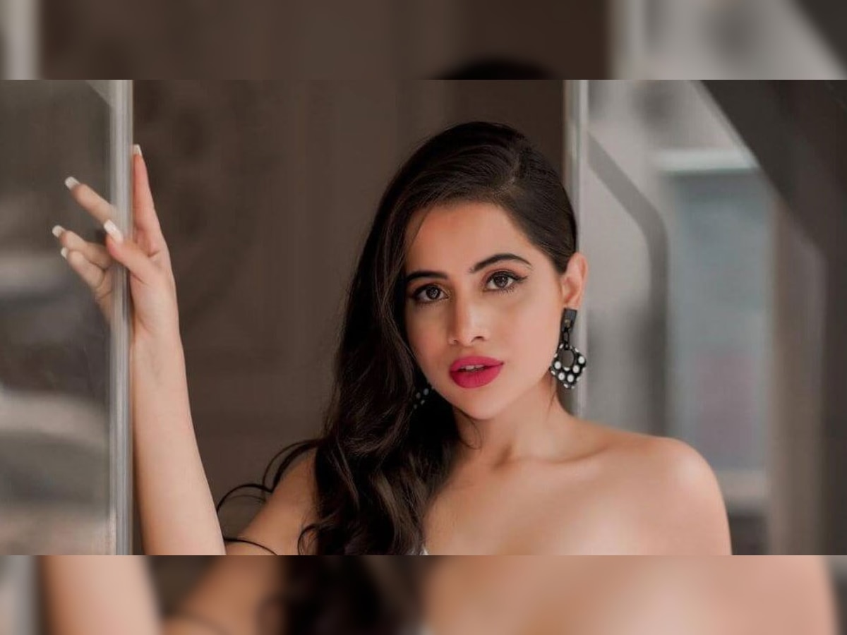 porn video urfi javed breasts expose fans ask urfi to remove transparent glass show full private ...