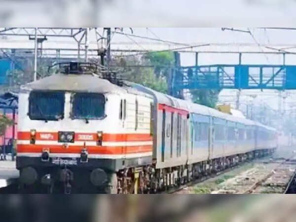 Jharkhand bokaro man stops the train after sacked by a company| Indian ...