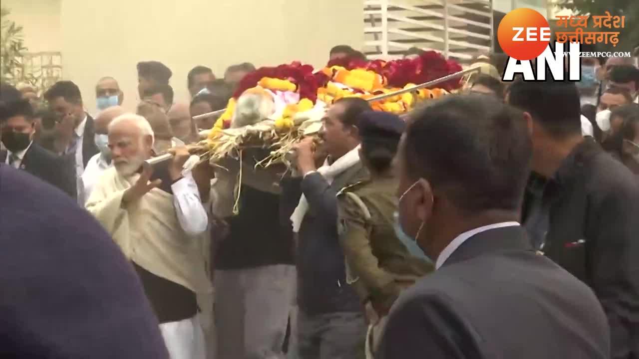 Emotional video PM Narendra Modi gave shoulder to his mother Heeraben ...