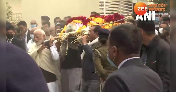 Emotional video PM Narendra Modi gave shoulder to his mother Heeraben modi body antim sanskar ...