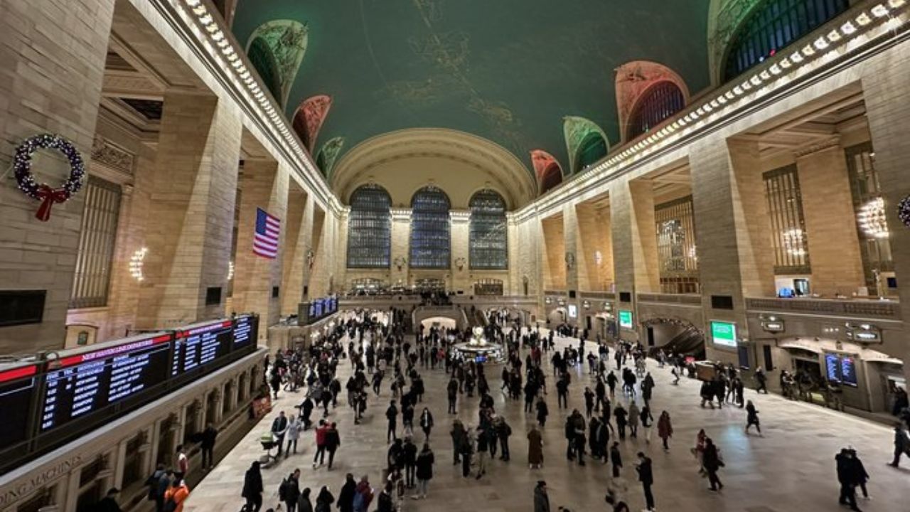 Where is the world largest railway station Grand Central Terminal which is located in New York ...