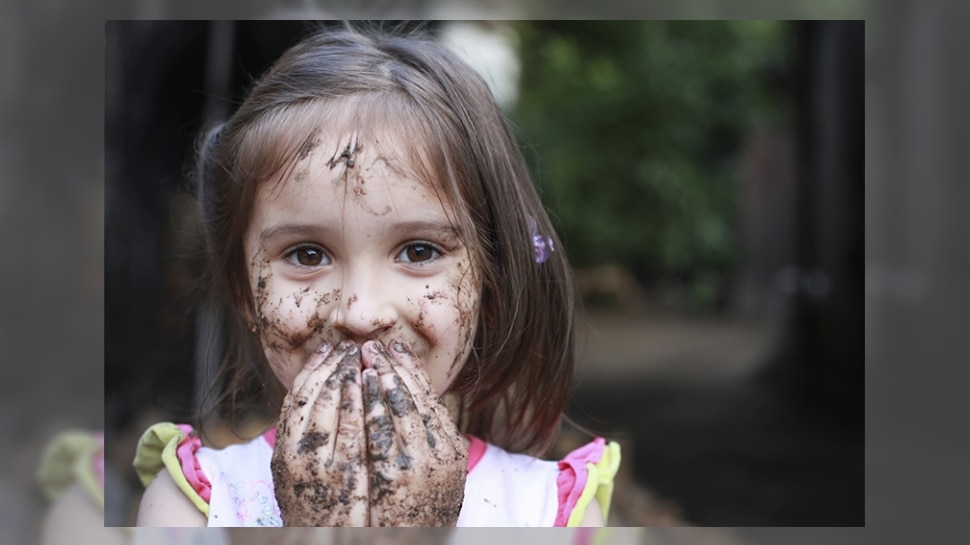 child eating soil is dangerous for health bachchon ko mitti khane se ...