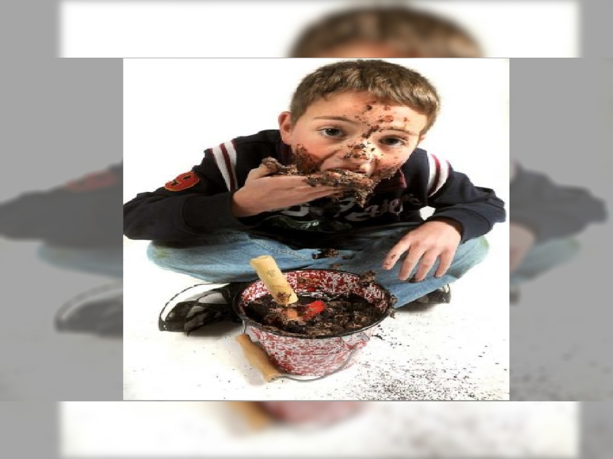 child eating soil is dangerous for health bachchon ko mitti khane se ...