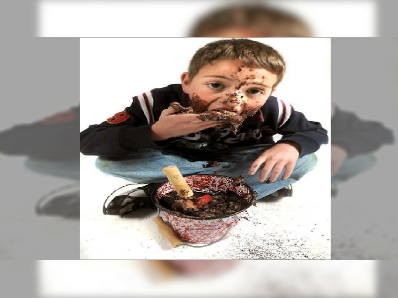 child eating soil is dangerous for health bachchon ko mitti khane se ...