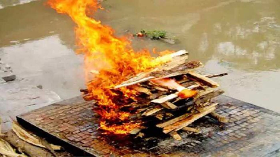 Why do hit head with stick while burning dead body in Hinduism funeral ...
