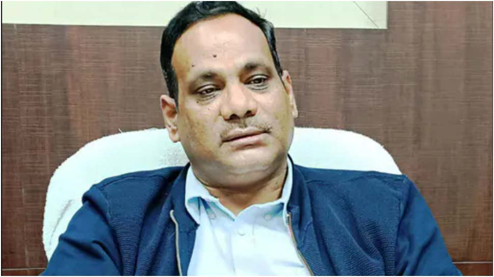 IAS Umesh Pratap Singh DM suspends Lekhpal on the spot transfer of ...