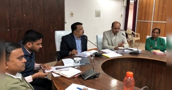 Collector took class of officers of Rural Development and Panchayati ...