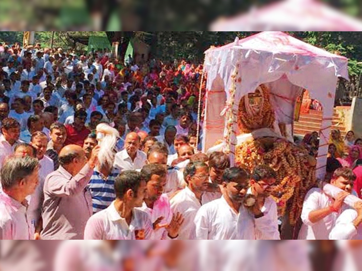 Jain sages funeral procession manners people bid on dead body impaled ...