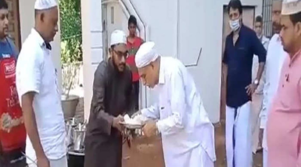 Muslim Scholar Spitting in Food know reality of Viral Video | Spitting ...